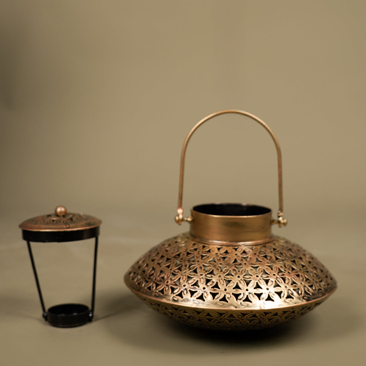 Iron Hanging T-light with Cap Jhaali Pattern - Large - KB04111 – Ikyem