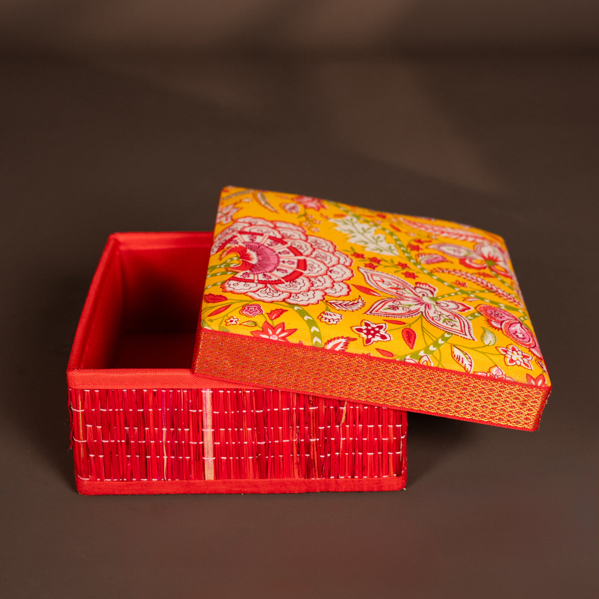 Korai Kalamkari square box - Red - 8*8 Inches - KH14163 – Ikyem