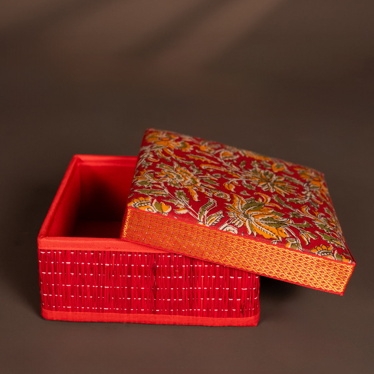 Korai Kalamkari square box - Red - 8*8 Inches - KH14167 – Ikyem