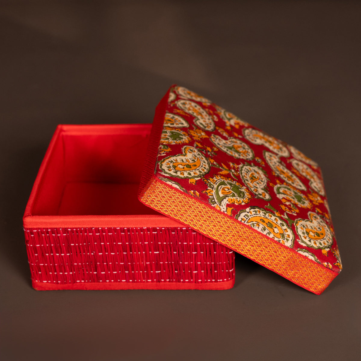 Korai Kalamkari square box - Red - 8*8 Inches - KH14168 – Ikyem